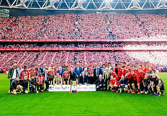 La foto histórica de los actuales campeones y la plantilla del 84 | El Correo